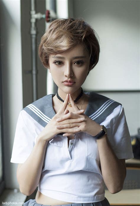 아름 답 고 매력 적 인 Vs 윙크 로 혼 을 불 러 일 으 키 는 푸 른 나무 들 이 당신 을 쓰 러 뜨 린 자매 들 의 사랑 을 바 칩 니 다 레이디사진