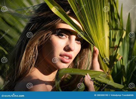 Joven Y Hermosa Mujer Sensual Sensual Con Piel Sana De Cara Y Hojas De Palma Cerrar La Cara
