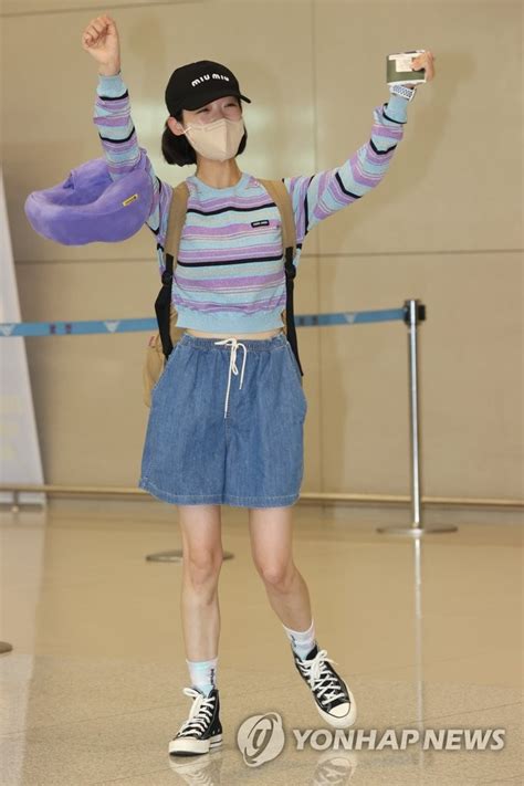 수상 축하에 화답하는 이유미 연합뉴스