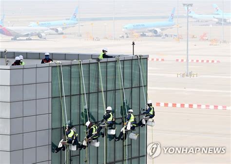인천공항은 봄단장 중 연합뉴스