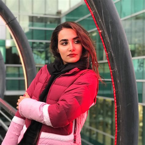 زندگی ، برگ‌ بودن در مسیر باد نیست؛ امتحان ریشه هاست🍂