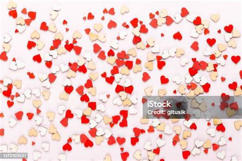 해피 발렌타인 데이 배경입니다 회색 배경에 작은 색상 하트 개념에 대한 스톡 사진 및 기타 이미지 개념 낮 널판지 Istock