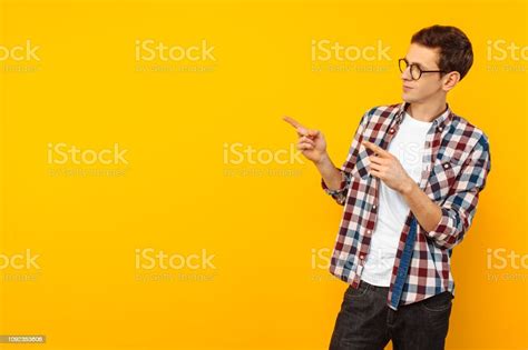 남자 착용 하는 안경 노란 배경에 빈 공간을 가리키고 측면 두 손가락으로 가리키는 T 셔츠에 대한 스톡 사진 및 기타 이미지 T 셔츠 귀여운 남자 Istock