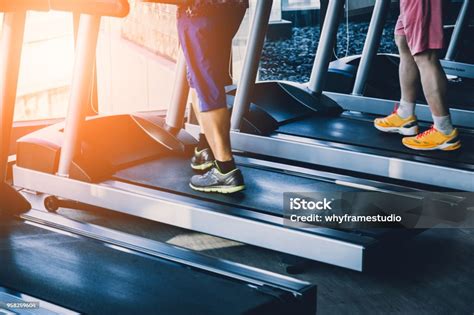 피트 니스 클럽 건강과 몸 개념에 디딜 방 아와 사람들 운동 사무실에 대한 스톡 사진 및 기타 이미지 사무실 체육관 건강한 생활방식 Istock