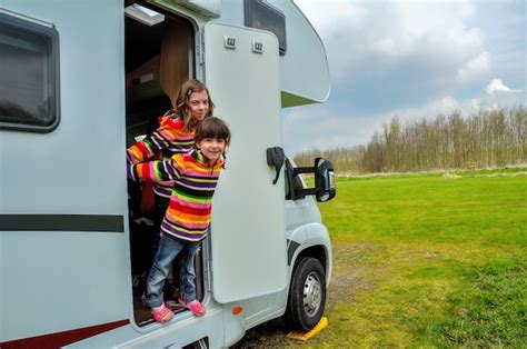 Crianças No Campista Rv Viagem Em Família No Motorhome De Férias Foto Premium