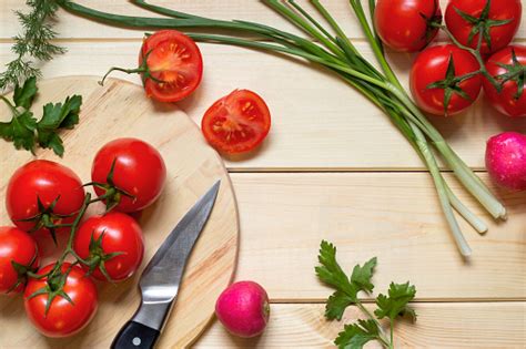 건강 한 음식 요리 개념입니다 소박한 가벼운 나무 테이블에 놓인 나뭇가지 무 양파 딜과 파 슬 리에 신선한 토마토 0명에 대한 스톡 사진 및 기타 이미지 Istock