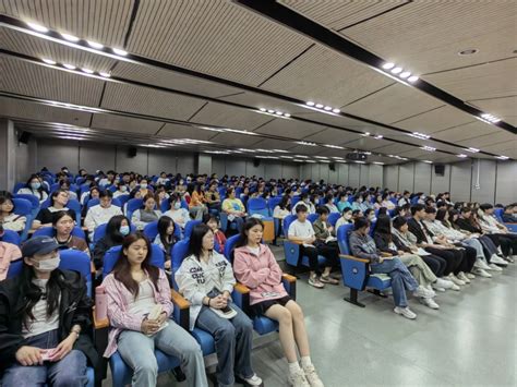 校长郭德欣为财税学院学生讲授《形势与政策》课程学院新闻郑州工商学院财税学院 校长郭德欣为财税学院学生讲授《形势与政策》课程学院新闻郑州工商学院财税学院