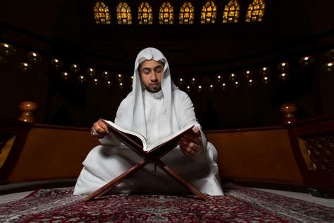 기도 기도 구슬 남자 무릎 꿇고 있는 무슬림 미스 바하 비즈 사람 손 신성한 이슬람 잡고 있는 전통 의상 종교 토브에 관한 무료 스톡 사진