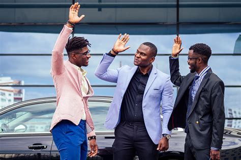 세련된 양복을 입은 세 명의 성공적인 아프리카 계 미국인 사업가 그룹이 거리 고층 빌딩 창문 배경에서 이야기하고 기뻐합니다 팀워크와 성공 개념 20 24세에 대한 스톡 사진