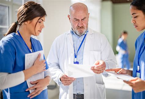 환자 치료 및 전략 개발에 중점을 둔 현대적인 병원 환경에서 의료 종사자 간의 협업 간호사에 대한 스톡 사진 및 기타 이미지 간호사 건강 진단 건강관리와 의술