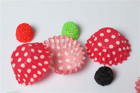 라스베리의 형태로 베이킹에 장식입니다 다른 색상입니다 그것은 케이크를 제빵에 대 한 금형 사이에서 가치가 있다 에 흰색 배경 0명에 대한 스톡 사진 및 기타 이미지 Istock