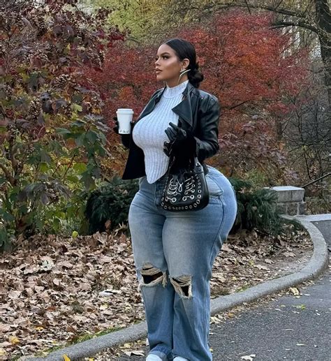 Gracie Bon Heats Up Social Media With Bold Bikini Style And Iconic Curves