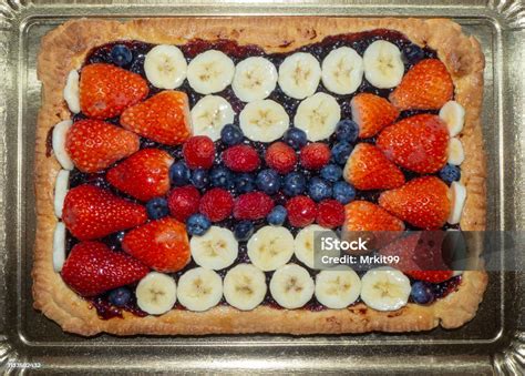 신선한 과일 딸기 바나나 블루베리와 라즈베리가 있는 홈메이드 타르트 딸기에 대한 스톡 사진 및 기타 이미지 딸기 바나나 블루베리 Istock