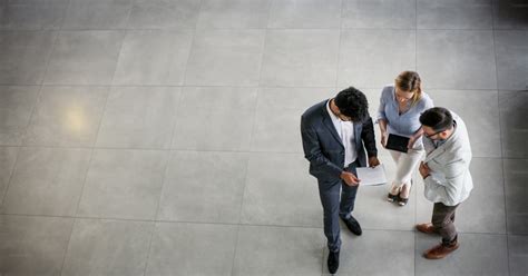 비즈니스 건물에 서서 대화를 나누는 비즈니스 사람들 문서를 읽는 아프리카 남자들 복사 공간 사진 Unsplash의 세르비아 이미지