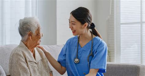 젊은 아시아 여성 간호사 간병인 요양원 간병인은 집에서 아시아 노인 여성을 응원합니다 사진 Unsplash의 지원자 이미지