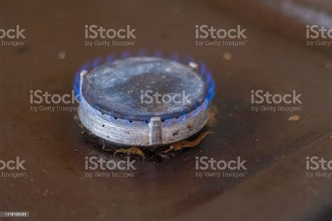 오래된 스토브에서 가스 버너의 클로즈업 가난한 부엌에서 가스의 푸른 불꽃 연료 소비 및 가스 부족 주제에 대한 배경 0명에 대한 스톡 사진 및 기타 이미지 Istock