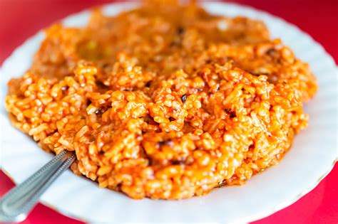 신선한 역동적인 붉은 토마토 소스 파에 리아의 튀긴 고추 밥 칠리 소스에서 접시 흰 접시에 레스토랑에서 일반 기름기 반짝 곡물에 절대 채식주의자에 대한 스톡 사진 및 기타