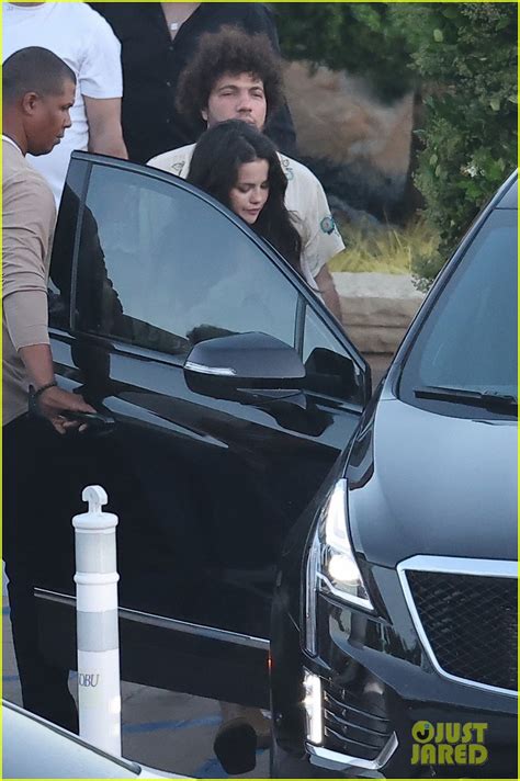 Selena Gomez Benny Blanco Share Sweet Kiss During Date Night In Malibu Photo Benny