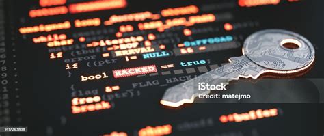 금속 회로 기판 키와 빛나는 컴퓨터 프로그래밍 언어 코드가있는 추상적 인 컴퓨터 범죄 설계 개념 낮은 각도 초점이 맞지 않는 표면 구성 0명에 대한 스톡 사진 및 기타