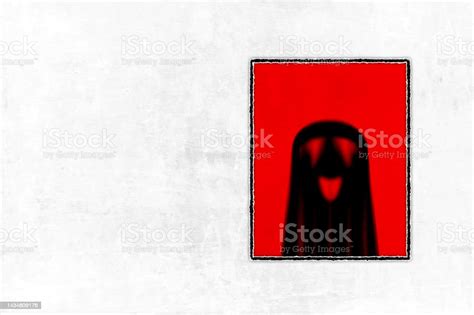 흰색 검은 색과 빨간색의 공포 유령 소박한 할로윈 테마 수평 질감 효과 배경 하나의 추상적 쾌활한 행복한 웃음 유령 3 차원 또는 거친 긁힌 벽에 낙서로 빨간색 배경 위에