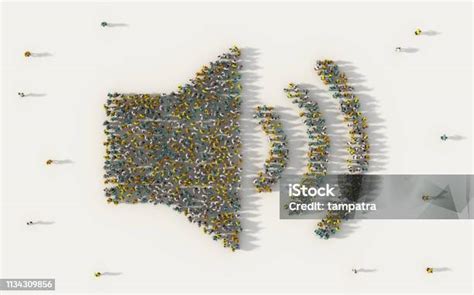 소셜 미디어와 흰색 바탕에 커뮤니티 개념에서 스피커 기호를 형성 하는 사람들의 큰 그룹 위의 군중 그림의 3d 기호 함께 모여