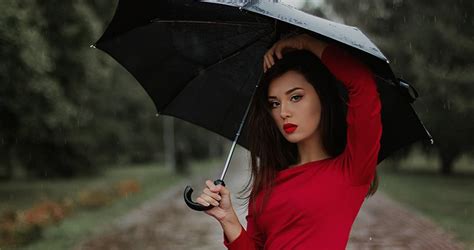 تصویر پس زمینه زن جوان و نگه داشتن چتر پیکفری