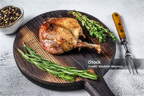 튀긴 오리 콩피 다리 구운 가금류 고기 흰색 배경입니다 맨 위 보기 거위 새에 대한 스톡 사진 및 기타 이미지 거위 새 구이 다리 신체 부분 Istock