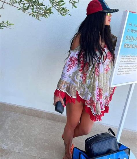 هيفاء وهبي في إطلالة ساخنة على البحر بـمايوه وفريسكا صور