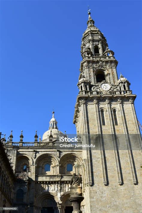 성당 바로크 시계 타워 및 로마네스크 양식의 외관 스페인 산티아고 데 콤 포 스텔라 광장 등이 있습니다 0명에 대한 스톡 사진 및 기타 이미지 Istock