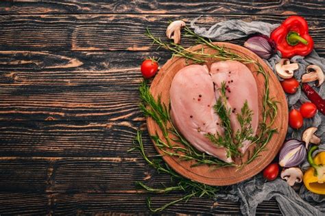 신선한 야채와 로즈마리와 나무에 향신료와 원시 닭 가슴살 등심 최고의 볼 수 있습니다 텍스트에 대 한 여유 공간입니다 0명에 대한 스톡 사진 및 기타 이미지 Istock