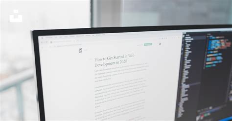 나무 책상 위에 앉아 있는 컴퓨터 모니터 사진 unsplash의 무료 프로그래밍 이미지