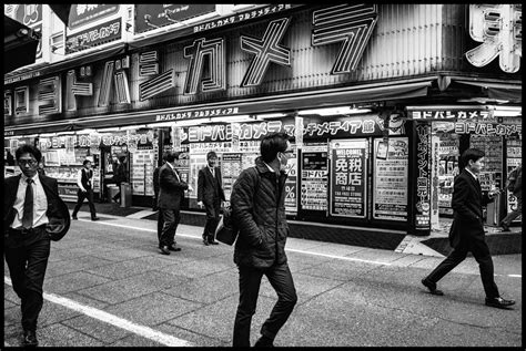 배경 화면 일본 검은 단색화 거리 도로 도쿄 하부 구조 보행자 군중 신주쿠 스냅 사진 레이 카모 크롬 도시 지역 검정색과 흰색 흑백 사진