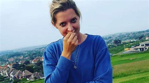 Sarah Taylor Bares It All Again England Woman Cricketer Poses Only With Bat And Gloves In Her