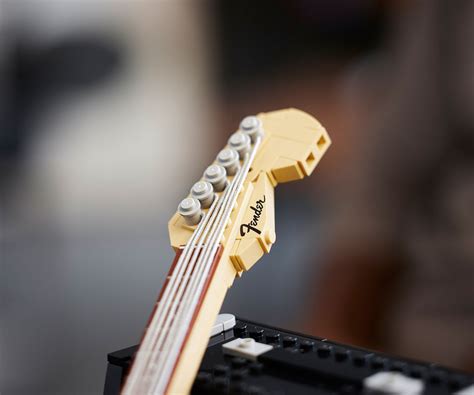 Игрален комплект конструктор ЛЕГО Ideas 21329 - Fender® Stratocaster ...