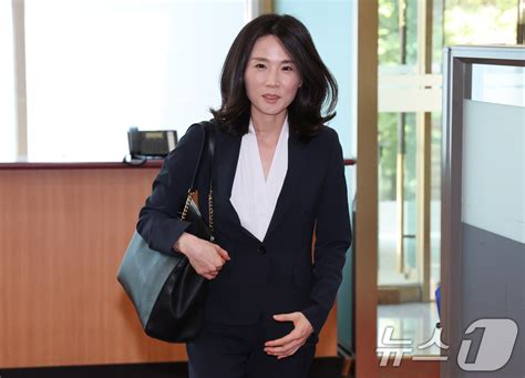 첫 출근하는 김진아 외교부 2차관 뉴스1