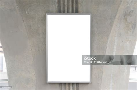 큰 빈 광고 광고 광고 광고 간판 흰색 Led 화면 수직 큰 콘크리트 기둥 도보 방법 도시에서 야외 0명에 대한 스톡 사진 및 기타 이미지 Istock