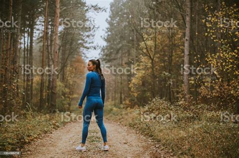 가을에 숲 길에서 야외 운동 하는 동안 휴식을 취하는 젊은 여성 20 24세에 대한 스톡 사진 및 기타 이미지 20 24세 건강한 생활방식 땀복 Istock