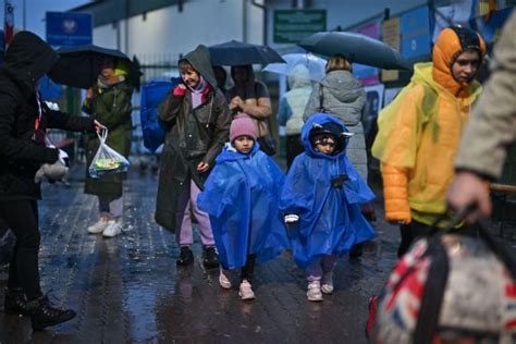 Німеччина готова прийняти кожного біженця з України Новости Section