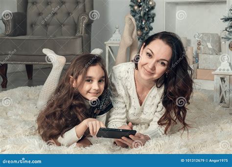 Twee Gelukkige Meisjes De Moeder En De Dochter Liggen Op Een Vloer In