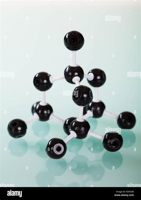 Modèle De Structure Moléculaire De Graphite Sur Fond Réfléchissant Vert Photo Stock Alamy