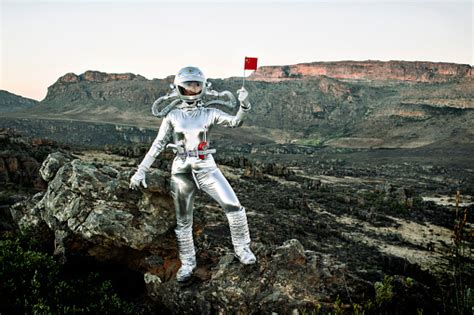 중국 국기와 함께 다른 행성에 중국 여자 우주 비행사 여자에 대한 스톡 사진 및 기타 이미지 여자 우주 비행사 한 명의 여자만 Istock