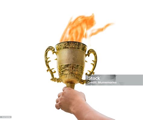 빛나는 불꽃으로 황금 트로피 컵을 들고 손을 배경에 최대 높이 손에 대한 스톡 사진 및 기타 이미지 손 개념 경기 스포츠 Istock