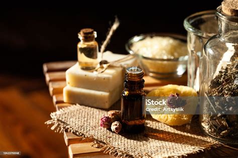 제로 폐기물과 지속 가능한 라이프 스타일 개념 친환경 욕실 액세서리 수제 비누 유기농 에센셜 오일 바다 소금 나무 배경 홈