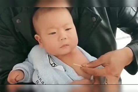 这宝宝是个狠人，看着护士打针，就问你怕不怕