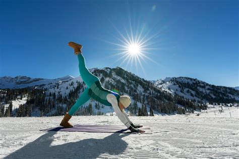 Persona Que Hace Yoga En Clima Frío E Invernal Foto Gratis