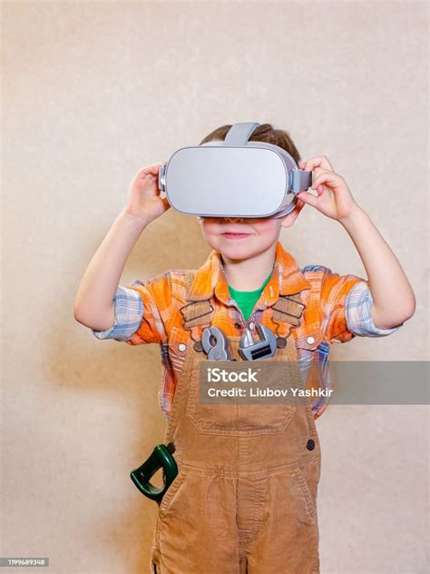 한 소년은 가상 현실을 경험하고 아이들의 롤 플레잉 직업은 빌더입니다 3차원 형태에 대한 스톡 사진 및 기타 이미지 3차원 형태 가상현실 가상현실 시뮬레이터 Istock