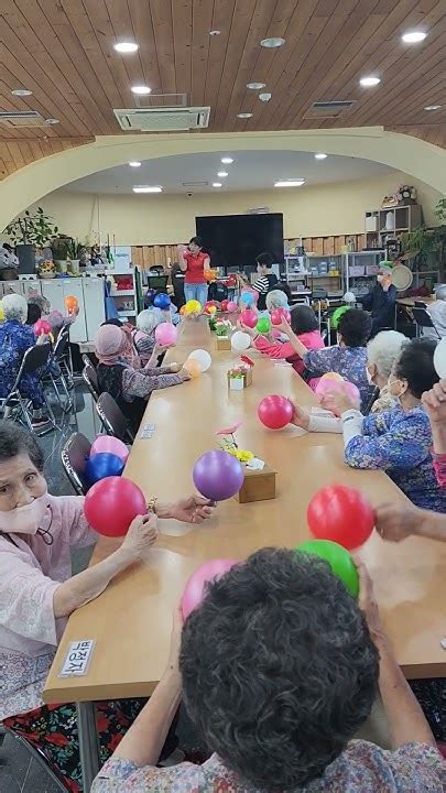 웃음치료시간 화요일 풍선놀이 참조은 주간보호센타 어르신유치원 Youtube