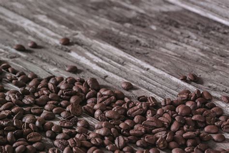 구운 향기로운 커피 콩이 오래된 나무 질감의 탁자 위에 놓여 있습니다 위의 공간 복사 0명에 대한 스톡 사진 및 기타 이미지 0명 갈색 개념 Istock