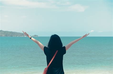 자유는 기분이 좋고 여행 모험 개념 해변 배경에 푸른 하늘과 바람 파도와 손을 들어 여성의 복사 공간 빈티지 톤 필터 효과 색상 스타일입니다 감사에 대한 스톡 사진 및 기타