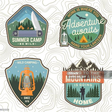 여름 캠프 패치 집합입니다 벡터 셔츠 우표 의류 또는 티에 대 한 개념입니다 랜 턴 포켓 나이프 캠핑 텐트 도끼 산 캠프 파이어 및 숲 실루엣 빈티지 디자인입니다 Girl